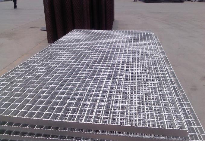 Twisted / Round Bar Galvanized Serrated Grating , 30 X 5 Bearing Bar ...