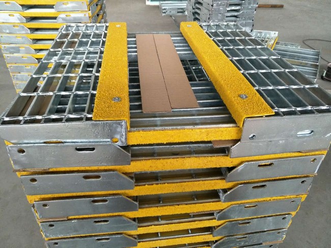 T6 Steel Grating Stair Treads With Yellow Nonskid Nosing Low Carbon Steel