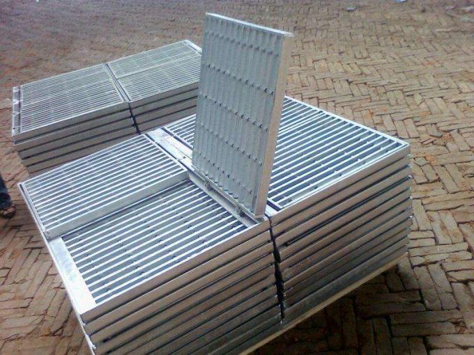 SGS Metal Grates For Driveways / Rectangular Gutter 50 / 100mm Twisted ...