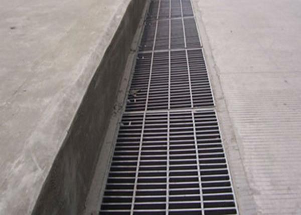 Anti Slip Outdoor Drain Grate Covers , Serrated Steel Trench Covers Grates