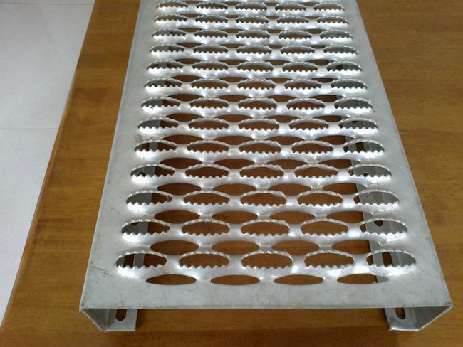 Black Galvanized Steel Stair Treads Serrated Grating Bar Anti Slipping