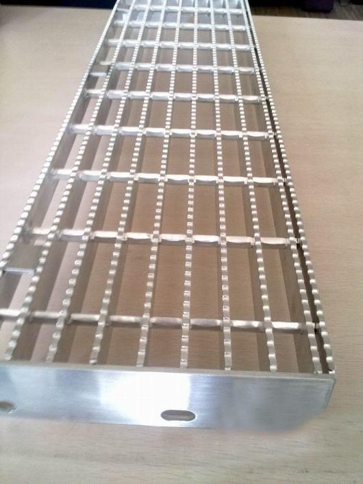Customized Length Galvanised Steel Mesh Walkway Serrated Style Free Sample
