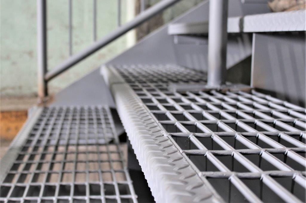 Customizable Steel Grating for Construction Tank Walkways